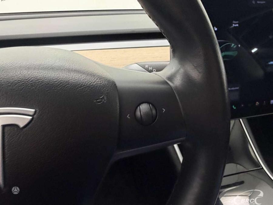 Black Tesla Model 3 2019 in Vilnius, with an engine capacity of 0.00 L and mileage of 142 thousand km for 15400 €, photo 27 on AUTOMOTO.COM.LV