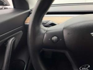 Black Tesla Model 3 2019 in Vilnius, with an engine capacity of 0.00 L and mileage of 142 thousand km for 15400 €, photo 28 on AUTOMOTO.COM.LV