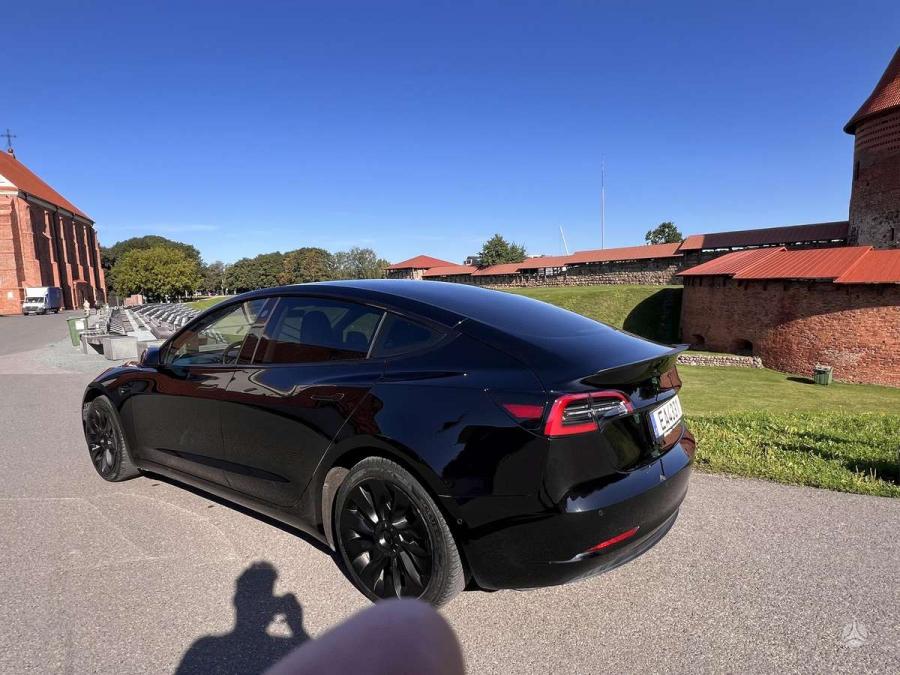 Black Tesla Model 3 2019 in Kaunas, with an engine capacity of 0.00 L and mileage of 159 thousand km for 19400 €, photo 4 on AUTOMOTO.COM.LV