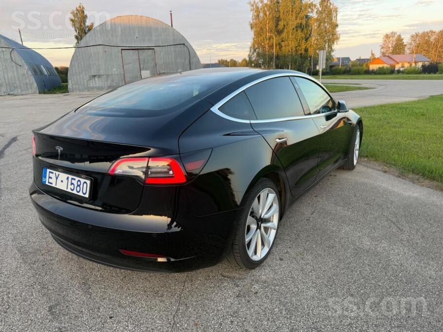 Black Tesla Model 3 2019 in Riga, with an engine capacity of 0.00 L and mileage of 128 thousand km for 17100 €, photo 4 on AUTOMOTO.COM.LV
