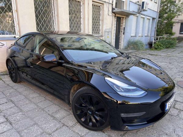 Black Tesla Model 3 2019 in Kaunas, with an engine capacity of 0.00 L and mileage of 159 thousand km for 17499 €, photo 1 on AUTOMOTO.COM.LV