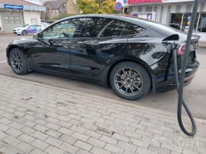 Melns Tesla Model 3 2019 Rīga, ar dzinēja tilpumu 0.00 L un nobraukumu 185 tūkst. km par 17300 €, foto  vietnē AUTOMOTO.COM.LV