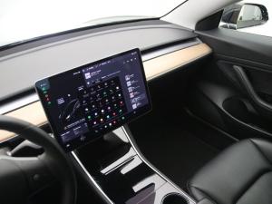 Melns Tesla Model 3 2020 Viļņa, ar dzinēja tilpumu 0.00 L un nobraukumu 144 tūkst. km par 18999 €, foto 21 vietnē AUTOMOTO.COM.LV