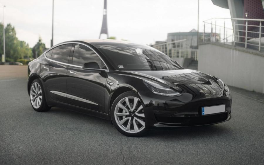 Melns Tesla Model 3 2020 Rīga, ar dzinēja tilpumu 0.00 L un nobraukumu 136 tūkst. km par 18550 €, foto 1 vietnē AUTOMOTO.COM.LV