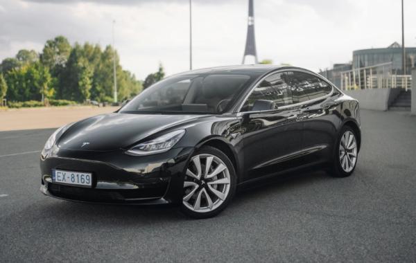 Melns Tesla Model 3 2020 Rīga, ar dzinēja tilpumu 0.00 L un nobraukumu 136 tūkst. km par 18550 €, foto 2 vietnē AUTOMOTO.COM.LV