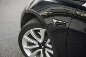 Melns Tesla Model 3 2020 Rīga, ar dzinēja tilpumu 0.00 L un nobraukumu 136 tūkst. km par 18550 €, foto 28 vietnē AUTOMOTO.COM.LV