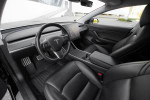 Melns Tesla Model 3 2020 Rīga, ar dzinēja tilpumu 0.00 L un nobraukumu 136 tūkst. km par 18550 €, foto 50 vietnē AUTOMOTO.COM.LV