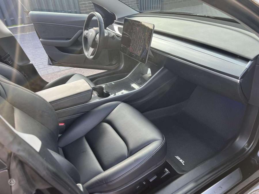 Black Tesla Model 3 2020 in Siauliai, with an engine capacity of 0.00 L and mileage of 66 thousand km for 24500 €, photo 14 on AUTOMOTO.COM.LV