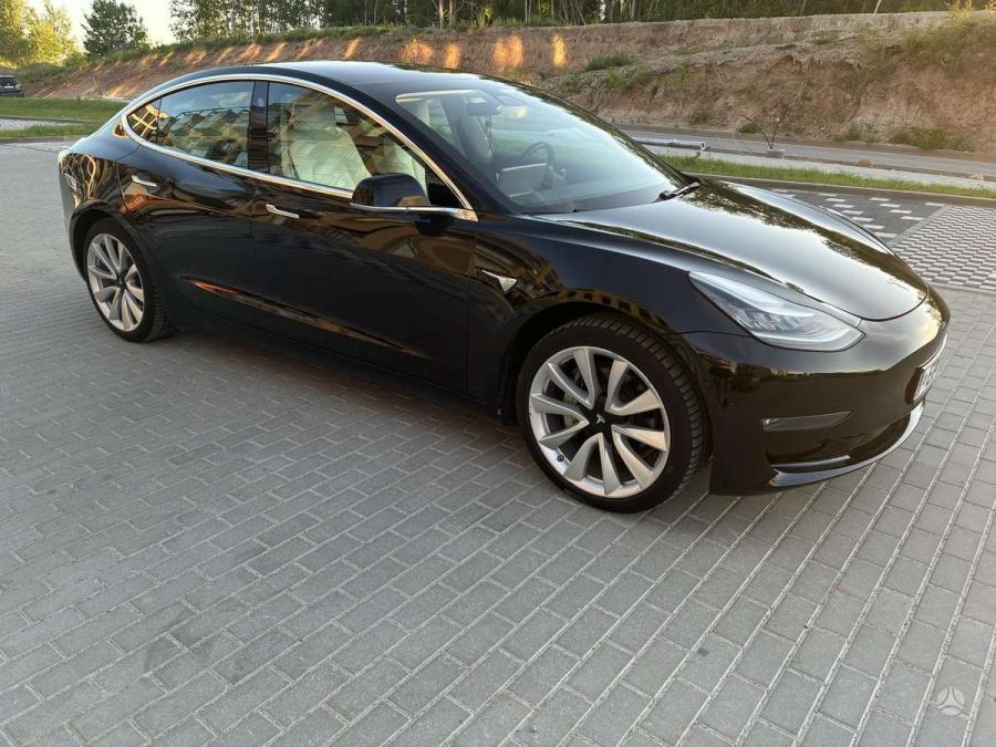 Black Tesla Model 3 2020 in Vilnius, with an engine capacity of 0.00 L and mileage of 108 thousand km for 14500 €, photo 7 on AUTOMOTO.COM.LV