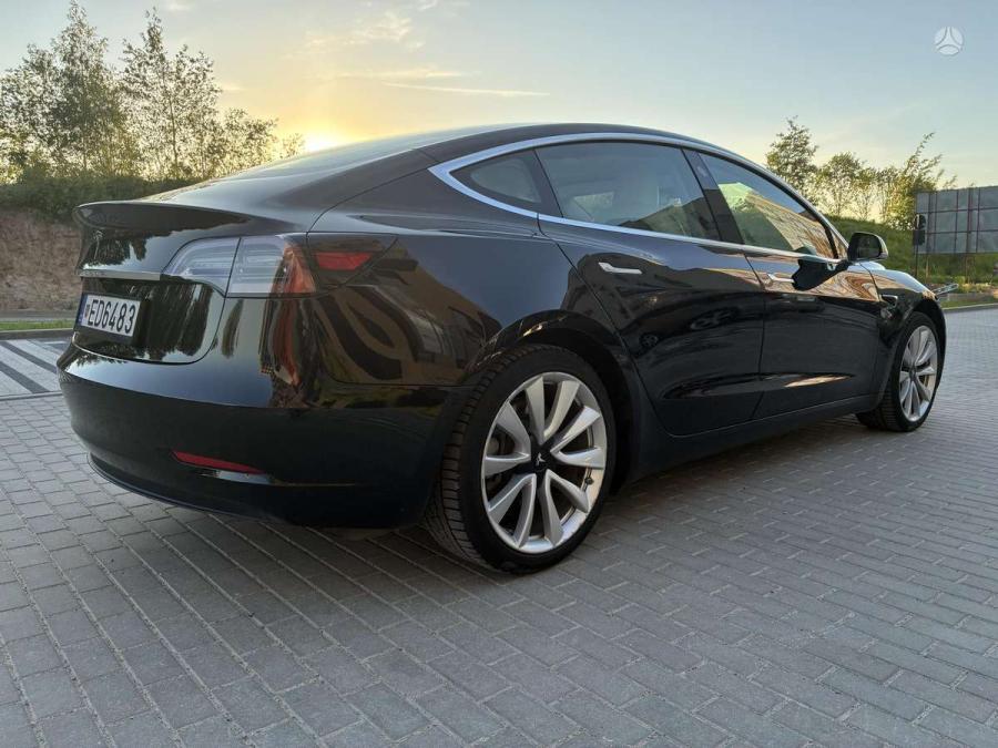 Black Tesla Model 3 2020 in Vilnius, with an engine capacity of 0.00 L and mileage of 108 thousand km for 14500 €, photo 8 on AUTOMOTO.COM.LV