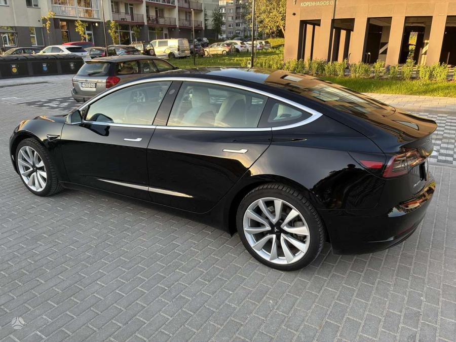 Black Tesla Model 3 2020 in Vilnius, with an engine capacity of 0.00 L and mileage of 108 thousand km for 14500 €, photo 13 on AUTOMOTO.COM.LV