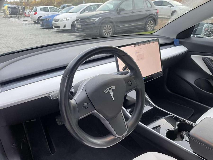 Black Tesla Model 3 2020 in Vilnius, with an engine capacity of 0.00 L and mileage of 108 thousand km for 14500 €, photo 15 on AUTOMOTO.COM.LV