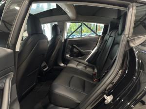 Melns Tesla Model 3 2020 Rīga, ar dzinēja tilpumu 0.00 L un nobraukumu 69 tūkst. km par 28990 €, foto 12 vietnē AUTOMOTO.COM.LV