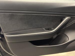 Melns Tesla Model 3 2020 Rīga, ar dzinēja tilpumu 0.00 L un nobraukumu 69 tūkst. km par 28990 €, foto 22 vietnē AUTOMOTO.COM.LV