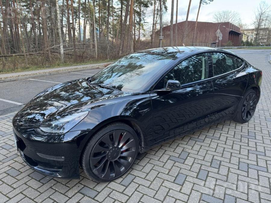 Black Tesla Model 3 2021 in Riga, with an engine capacity of 0.00 L and mileage of 110 thousand km for 25900 €, photo 2 on AUTOMOTO.COM.LV