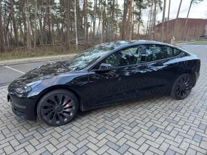 Black Tesla Model 3 2021 in Riga, with an engine capacity of 0.00 L and mileage of 110 thousand km for 25900 €, photo 3 on AUTOMOTO.COM.LV