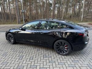 Black Tesla Model 3 2021 in Riga, with an engine capacity of 0.00 L and mileage of 110 thousand km for 25900 €, photo 4 on AUTOMOTO.COM.LV