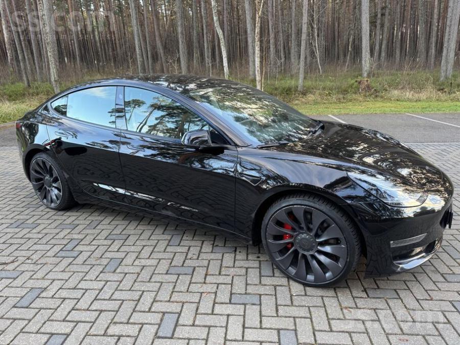 Black Tesla Model 3 2021 in Riga, with an engine capacity of 0.00 L and mileage of 110 thousand km for 25900 €, photo 11 on AUTOMOTO.COM.LV