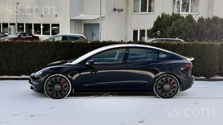 Black Tesla Model 3 2021 in Riga, with an engine capacity of 0.00 L and mileage of 133 thousand km for 24950 €, photo 5 on AUTOMOTO.COM.LV