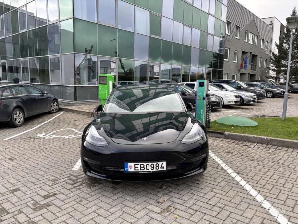 Melns Tesla Model 3 2021 Viļņa, ar dzinēja tilpumu 0.00 L un nobraukumu 86 tūkst. km par 27000 €, foto 2 vietnē AUTOMOTO.COM.LV