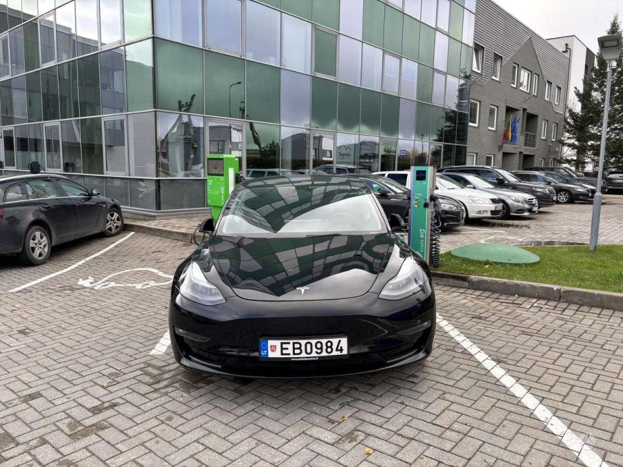 Black Tesla Model 3 2021 in Vilnius, with an engine capacity of 0.00 L and mileage of 86 thousand km for 27000 €, photo 2 on AUTOMOTO.COM.LV