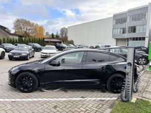 Black Tesla Model 3 2021 in Vilnius, with an engine capacity of 0.00 L and mileage of 86 thousand km for 27000 €, photo 3 on AUTOMOTO.COM.LV