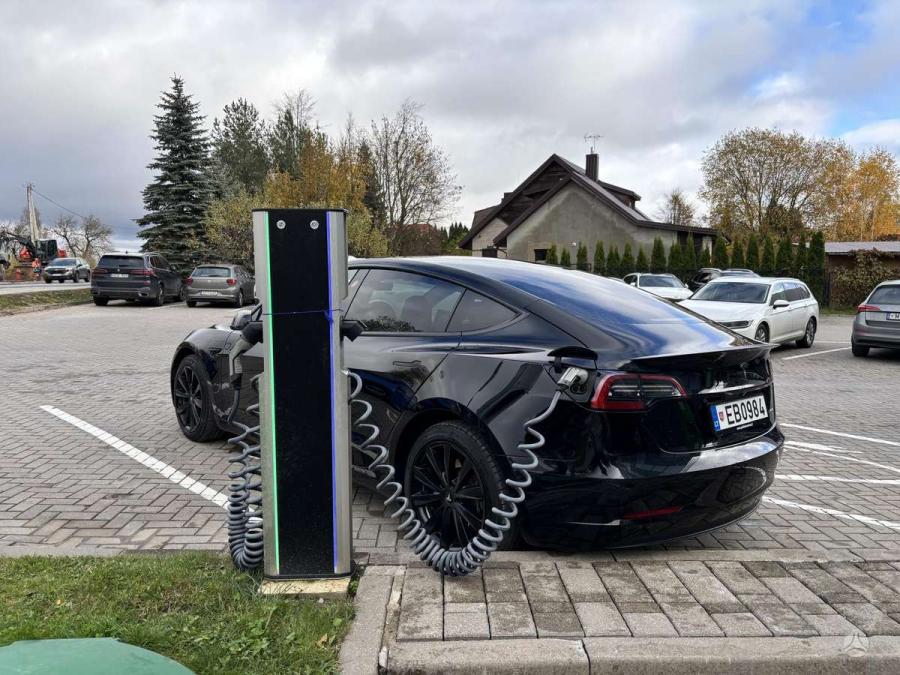 Black Tesla Model 3 2021 in Vilnius, with an engine capacity of 0.00 L and mileage of 86 thousand km for 27000 €, photo 5 on AUTOMOTO.COM.LV