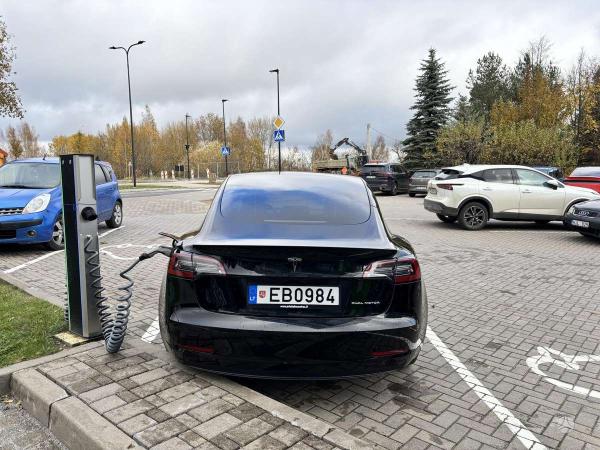 Melns Tesla Model 3 2021 Viļņa, ar dzinēja tilpumu 0.00 L un nobraukumu 86 tūkst. km par 27000 €, foto 6 vietnē AUTOMOTO.COM.LV