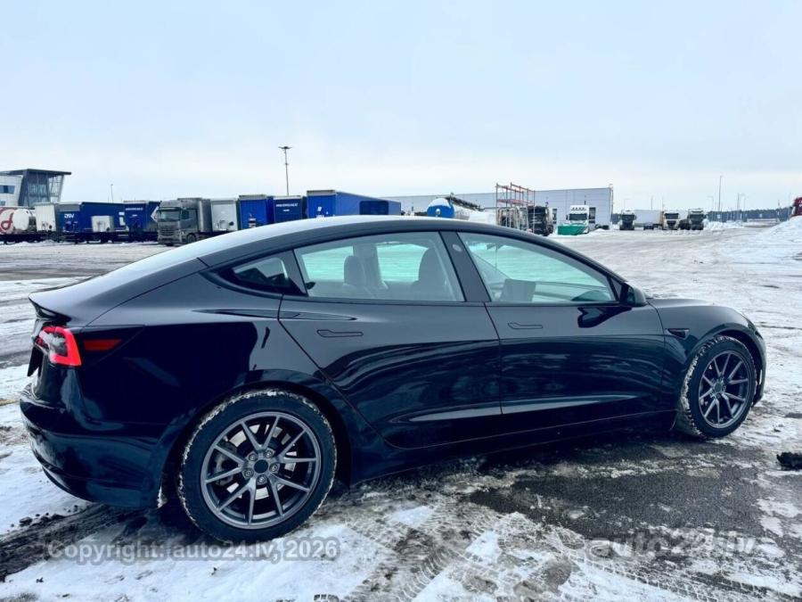 Black Tesla Model 3 2021 in Tallinn, with an engine capacity of 0.00 L and mileage of 60 thousand km for 28999 €, photo 4 on AUTOMOTO.COM.LV