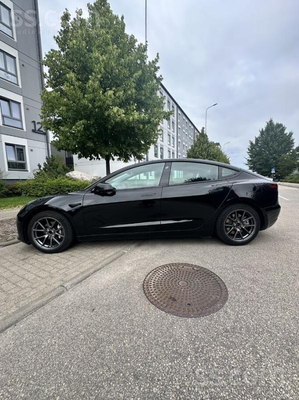 Black Tesla Model 3 2021 in Riga, with an engine capacity of 0.00 L and mileage of 115 thousand km for 21250 €, photo 8 on AUTOMOTO.COM.LV