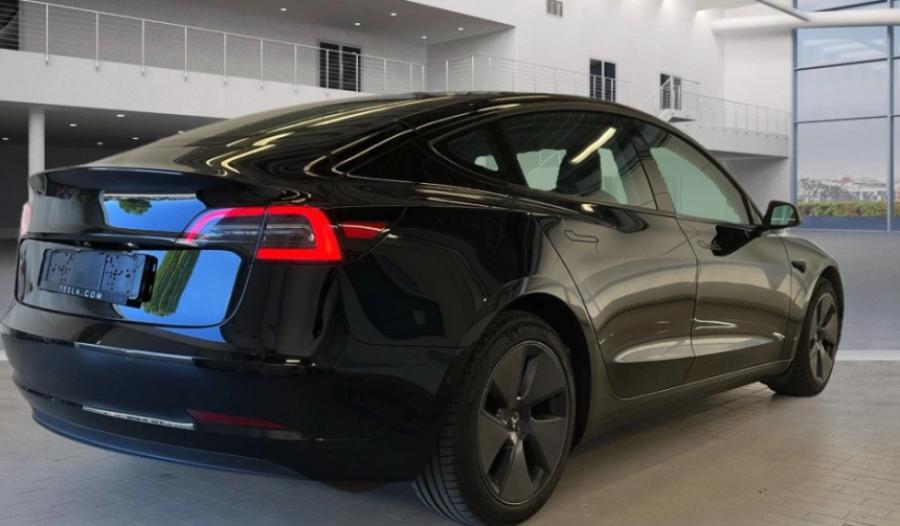 Black Tesla Model 3 2021 in Riga, with an engine capacity of 0.00 L and mileage of 98 thousand km for 24490 €, photo 3 on AUTOMOTO.COM.LV