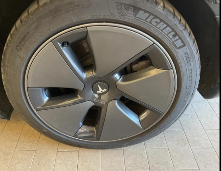 Black Tesla Model 3 2021 in Riga, with an engine capacity of 0.00 L and mileage of 98 thousand km for 24490 €, photo 6 on AUTOMOTO.COM.LV