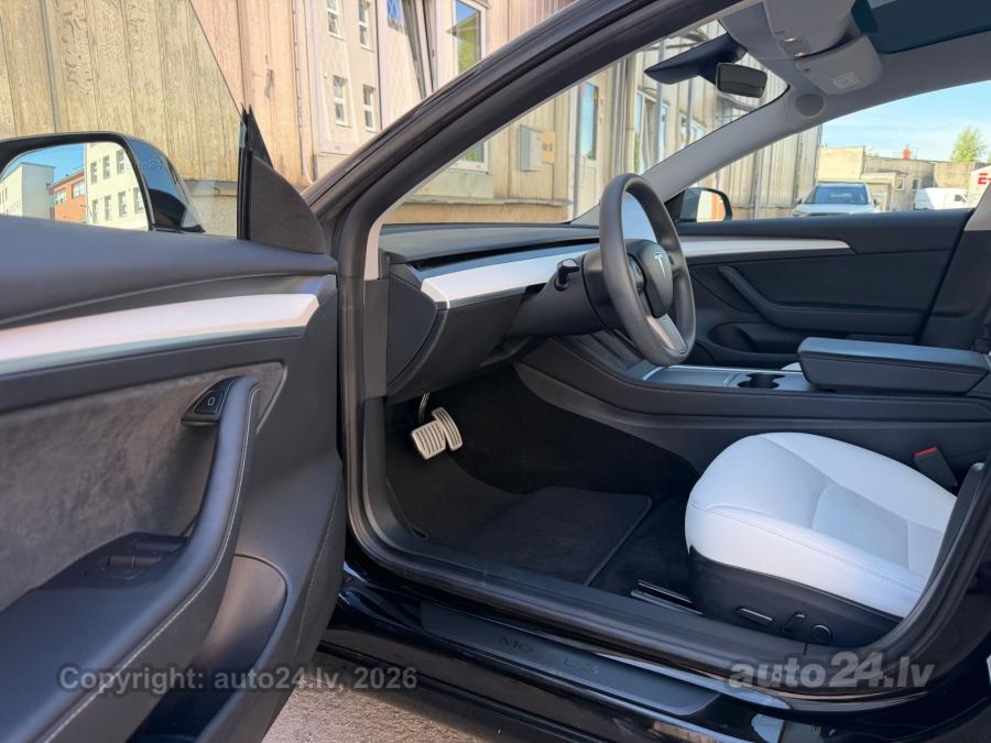 Black Tesla Model 3 2021 in Tallinn, with an engine capacity of 0.00 L and mileage of 70 thousand km for 32990 €, photo 4 on AUTOMOTO.COM.LV