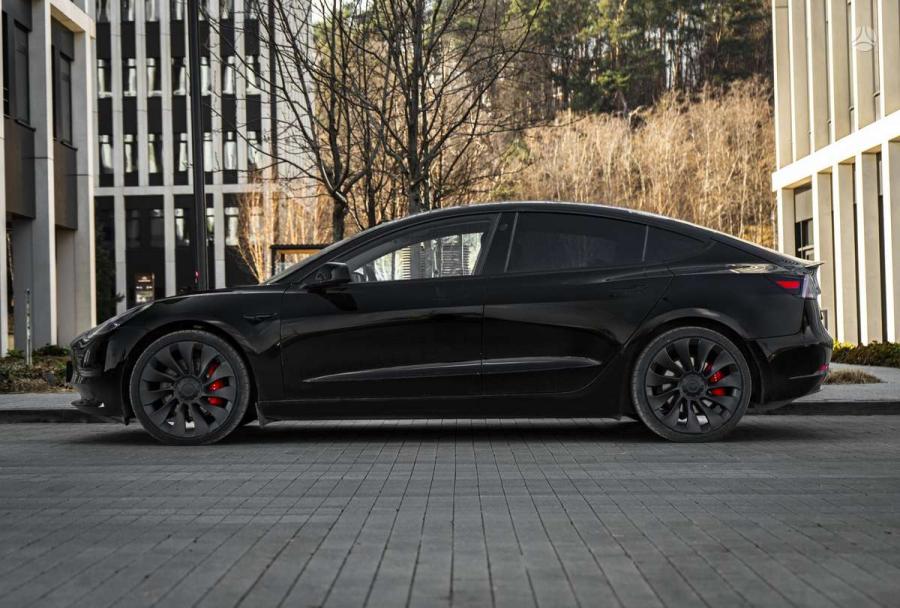 Black Tesla Model 3 2021 in Vilnius, with an engine capacity of 0.00 L and mileage of 40 thousand km for 28000 €, photo 4 on AUTOMOTO.COM.LV