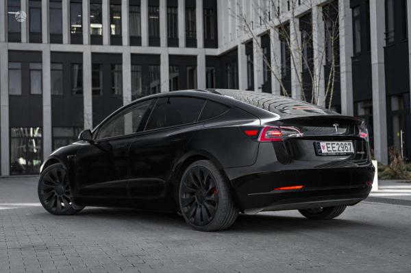 Black Tesla Model 3 2021 in Vilnius, with an engine capacity of 0.00 L and mileage of 40 thousand km for 28000 €, photo 4 on AUTOMOTO.COM.LV