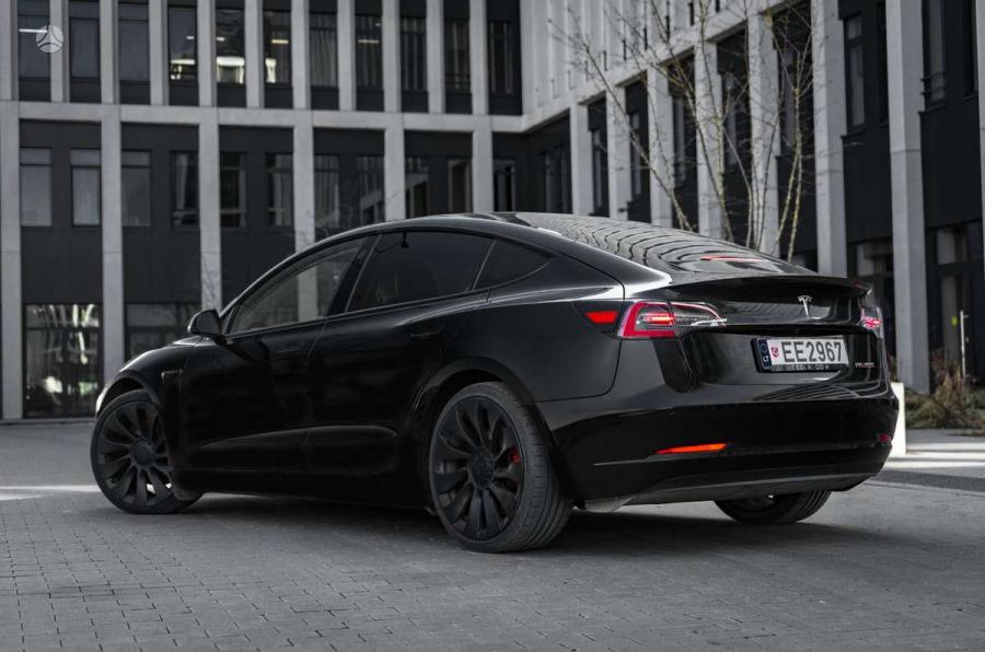 Black Tesla Model 3 2021 in Vilnius, with an engine capacity of 0.00 L and mileage of 40 thousand km for 28000 €, photo 5 on AUTOMOTO.COM.LV