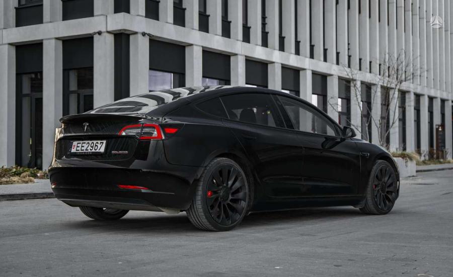 Black Tesla Model 3 2021 in Vilnius, with an engine capacity of 0.00 L and mileage of 40 thousand km for 28000 €, photo 7 on AUTOMOTO.COM.LV