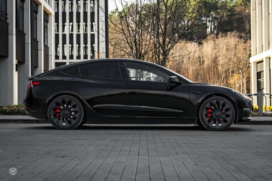 Black Tesla Model 3 2021 in Vilnius, with an engine capacity of 0.00 L and mileage of 40 thousand km for 28000 €, photo 8 on AUTOMOTO.COM.LV