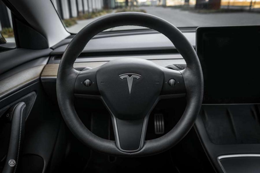 Black Tesla Model 3 2021 in Vilnius, with an engine capacity of 0.00 L and mileage of 40 thousand km for 28000 €, photo 12 on AUTOMOTO.COM.LV