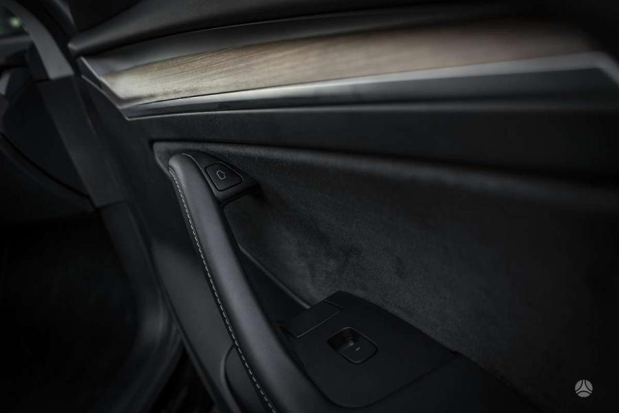 Black Tesla Model 3 2021 in Vilnius, with an engine capacity of 0.00 L and mileage of 40 thousand km for 28000 €, photo 20 on AUTOMOTO.COM.LV