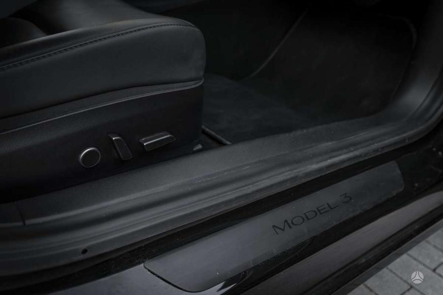Black Tesla Model 3 2021 in Vilnius, with an engine capacity of 0.00 L and mileage of 40 thousand km for 28000 €, photo 21 on AUTOMOTO.COM.LV