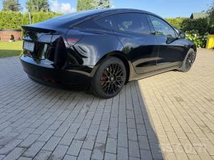 Black Tesla Model 3 2021 in Riga, with an engine capacity of 0.00 L and mileage of 119 thousand km for 24000 €, photo 3 on AUTOMOTO.COM.LV