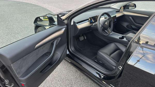Tesla Model 3 2021 in Vilnius on AUTOMOTO.COM.LV Black Tesla Model 3 2021 in Vilnius, with an engine capacity of 0.00 L and mileage of 78 thousand km for 25500 €, photo 8 on AUTOMOTO.COM.LV