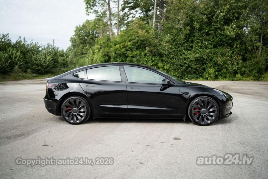 Black Tesla Model 3 2021 in Parnu, with an engine capacity of 0.00 L and mileage of 118 thousand km for 25990 €, photo 8 on AUTOMOTO.COM.LV