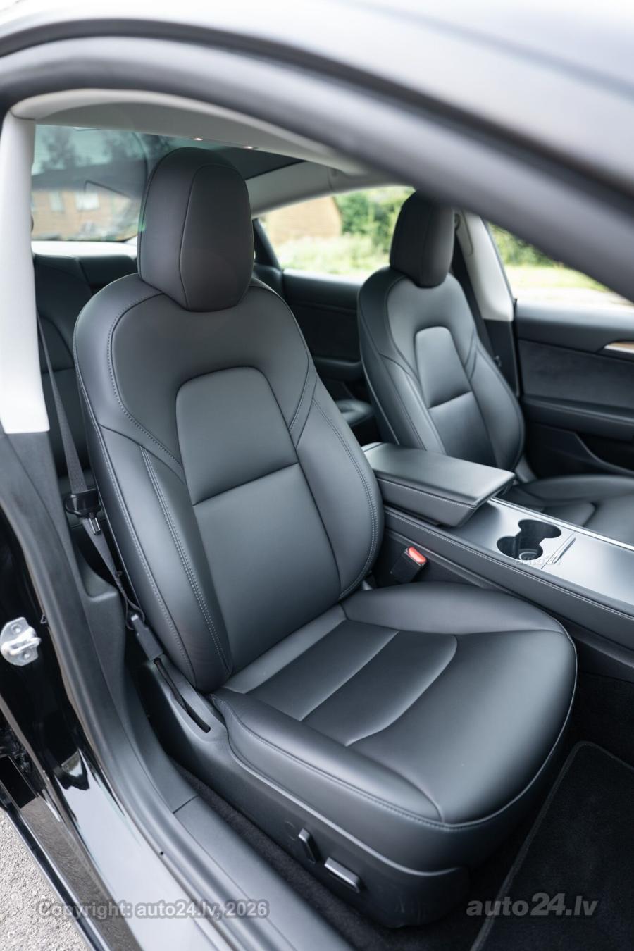 Black Tesla Model 3 2021 in Parnu, with an engine capacity of 0.00 L and mileage of 118 thousand km for 25990 €, photo 14 on AUTOMOTO.COM.LV