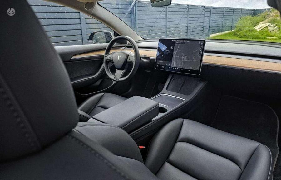 Black Tesla Model 3 2021 in Klaipeda, with an engine capacity of 0.00 L and mileage of 94 thousand km for 22950 €, photo 6 on AUTOMOTO.COM.LV