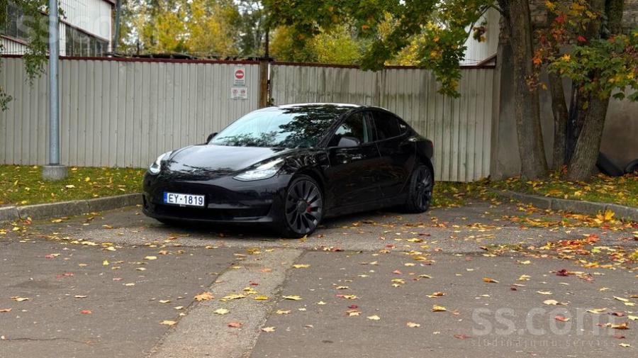 Melns Tesla Model 3 2021 Rīga, ar dzinēja tilpumu 0.00 L un nobraukumu 103 tūkst. km par 27200 €, foto 1 vietnē AUTOMOTO.COM.LV