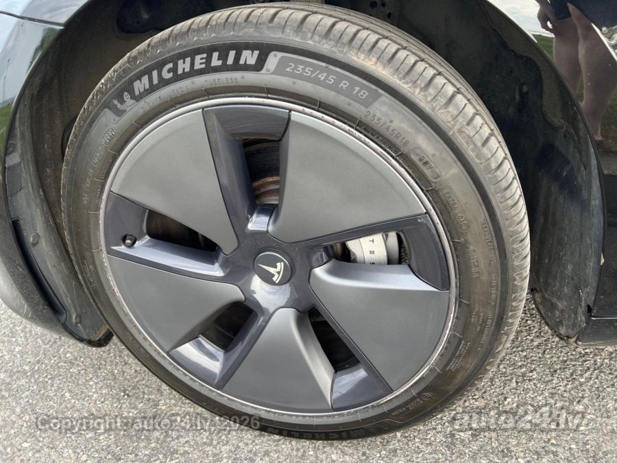 Black Tesla Model 3 2022 in Tallinn, with an engine capacity of 0.00 L and mileage of 144 thousand km for 30990 €, photo 17 on AUTOMOTO.COM.LV