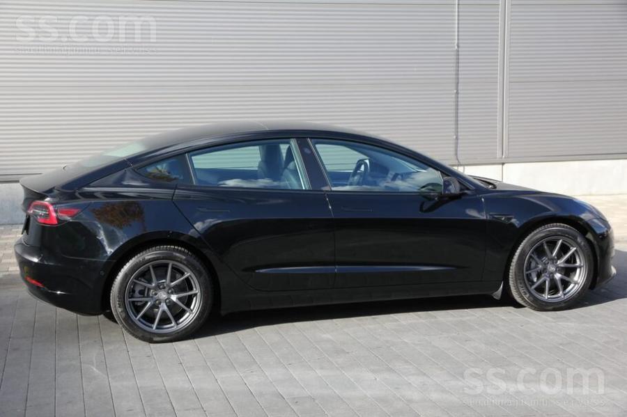 Black Tesla Model 3 2022 in Riga, with an engine capacity of 0.00 L and mileage of 39 thousand km for 34500 €, photo 1 on AUTOMOTO.COM.LV