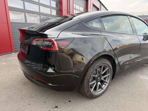 Melns Tesla Model 3 2022 Kauņa, ar dzinēja tilpumu 0.00 L un nobraukumu 61 tūkst. km par 18800 €, foto 3 vietnē AUTOMOTO.COM.LV